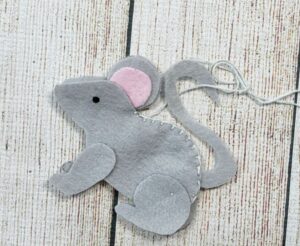 How to Sew an Easy Felt Mouse (or Rat!) Plushie with a Free Printable ...